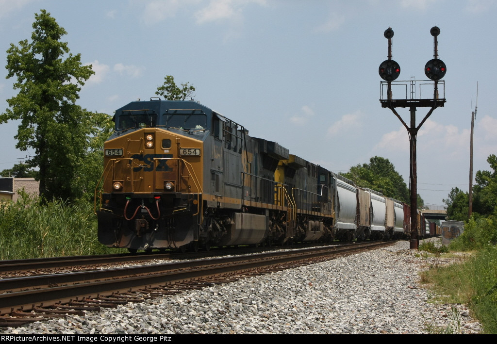 CSX 654 and train Q409